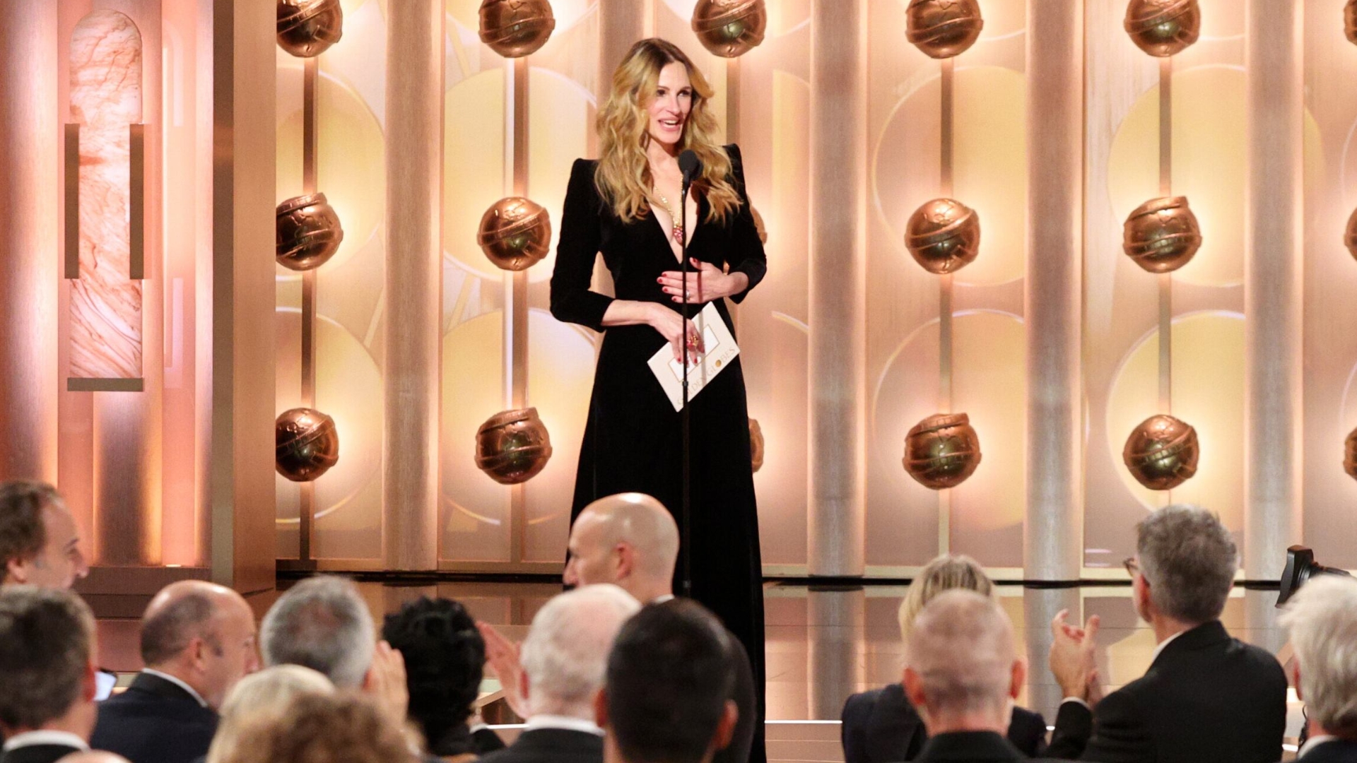 Julia Roberts Spotted Kevin Hart Mid-Exit — and in One Line, She Turned ...